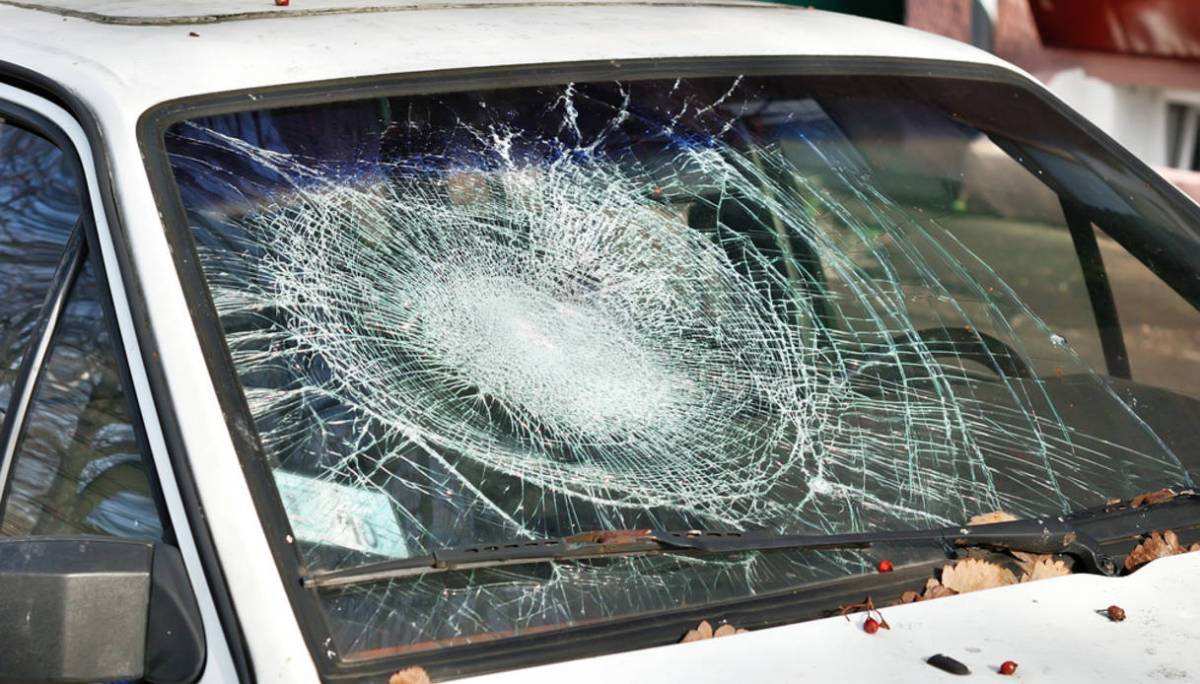 Parabrezza rotto? Multe e due punti tolti dalla patente auto - Infomotori