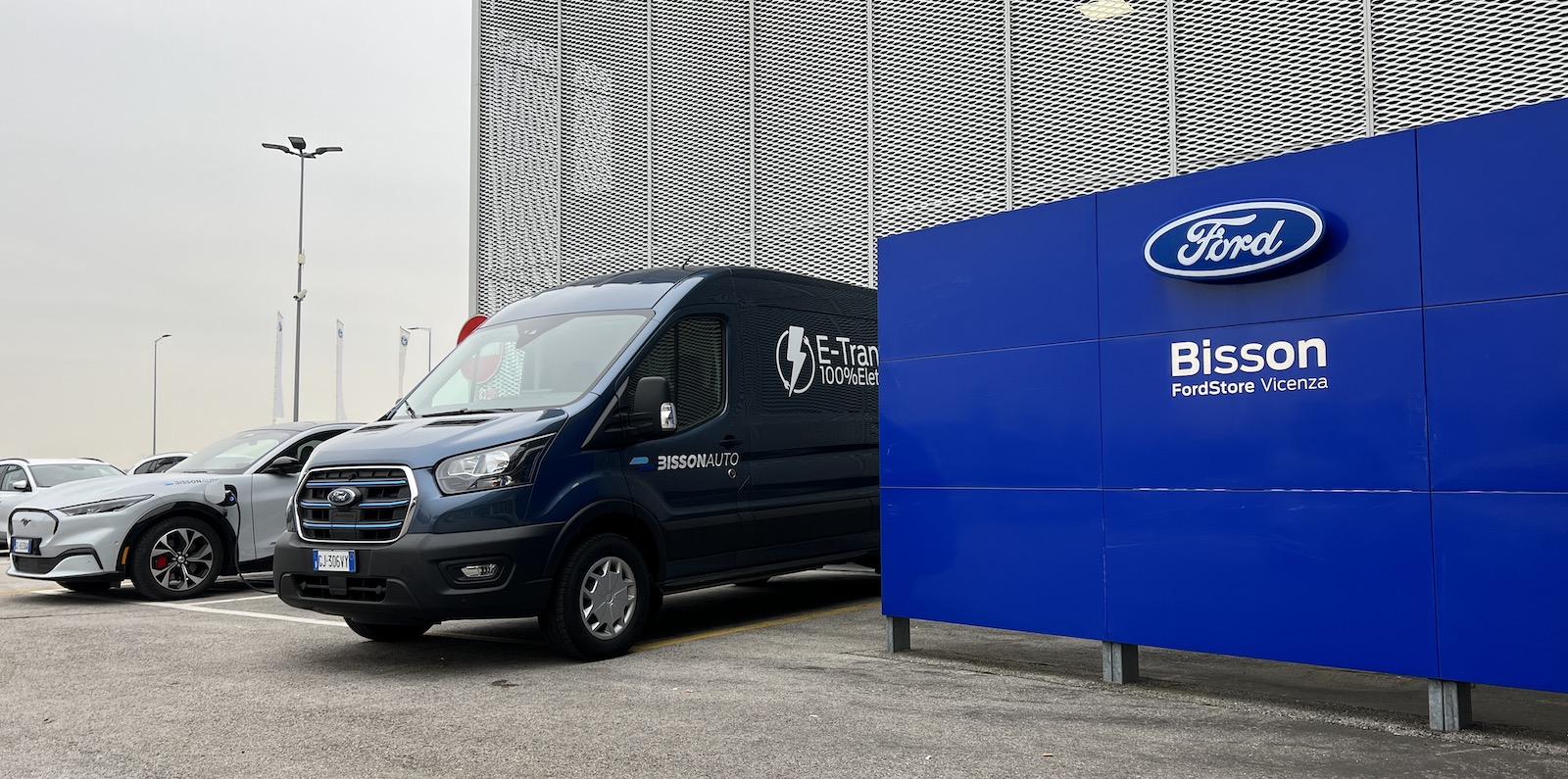 Ford E-Transit: prova su strada del furgone elettrico per ...